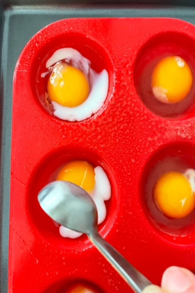 How to Bake Eggs (+ 4 ingredient recipe) - Brief and Balanced